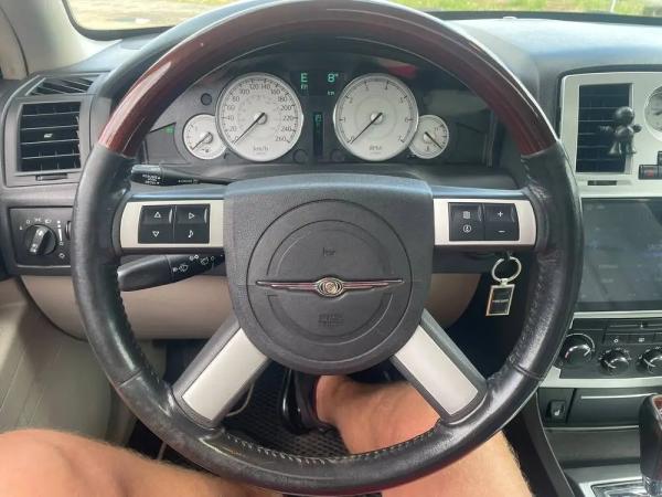 Black Chrysler 300C 2007 in Riga, with an engine capacity of 1.00 L and mileage of 250 thousand km for 3790 €, photo 8 on AUTOMOTO.COM.LV