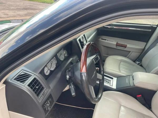 Black Chrysler 300C 2007 in Riga, with an engine capacity of 1.00 L and mileage of 250 thousand km for 3790 €, photo 9 on AUTOMOTO.COM.LV