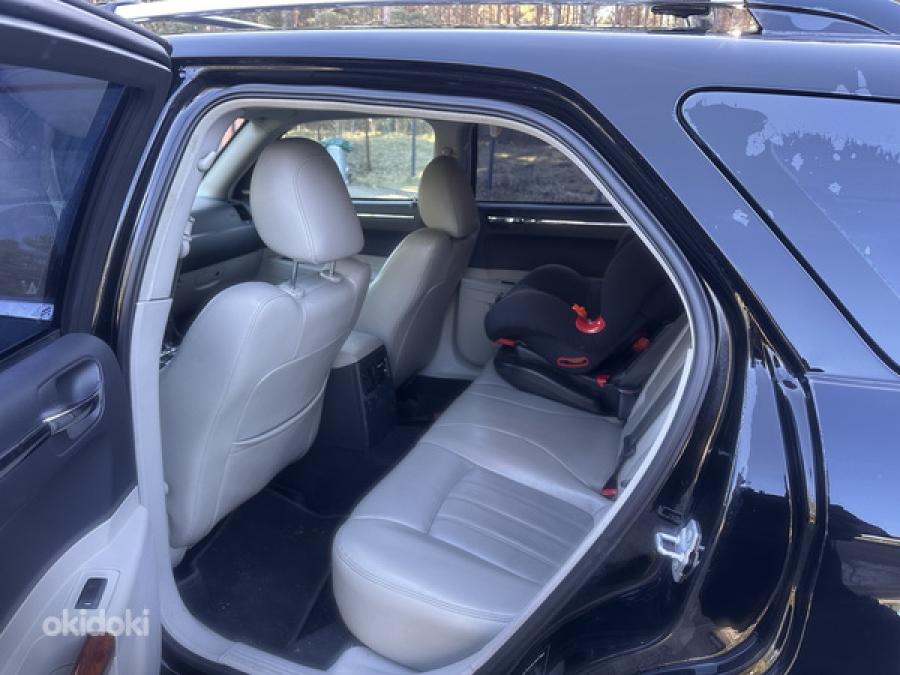 Black Chrysler 300C 2007 in Tallinn, with an engine capacity of 0.00 L and mileage of 315 thousand km for 4300 €, photo 5 on AUTOMOTO.COM.LV