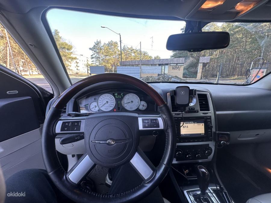 Black Chrysler 300C 2007 in Tallinn, with an engine capacity of 0.00 L and mileage of 315 thousand km for 4300 €, photo 12 on AUTOMOTO.COM.LV