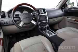 Black Chrysler 300C 2007 in Riga, with an engine capacity of 3.00 L and mileage of 0 thousand km for 3495 €, photo 12 on AUTOMOTO.COM.LV