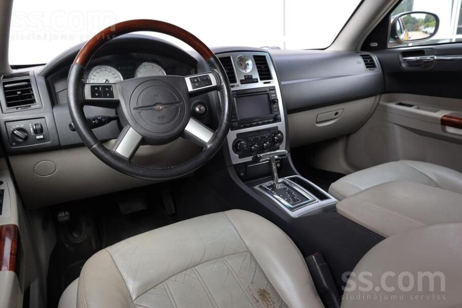 Black Chrysler 300C 2007 in Riga, with an engine capacity of 3.00 L and mileage of 0 thousand km for 3495 €, photo 12 on AUTOMOTO.COM.LV