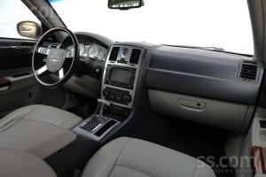 Black Chrysler 300C 2007 in Riga, with an engine capacity of 3.00 L and mileage of 0 thousand km for 3495 €, photo 14 on AUTOMOTO.COM.LV