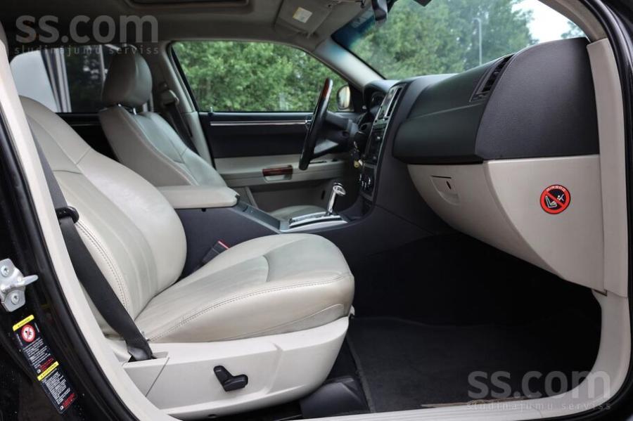 Black Chrysler 300C 2007 in Riga, with an engine capacity of 3.00 L and mileage of 0 thousand km for 3495 €, photo 16 on AUTOMOTO.COM.LV