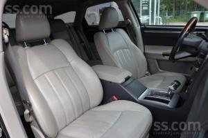 Black Chrysler 300C 2007 in Riga, with an engine capacity of 3.00 L and mileage of 0 thousand km for 3495 €, photo 17 on AUTOMOTO.COM.LV