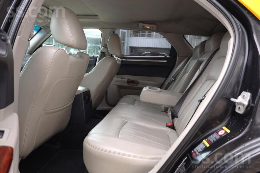 Black Chrysler 300C 2007 in Riga, with an engine capacity of 3.00 L and mileage of 0 thousand km for 3495 €, photo 18 on AUTOMOTO.COM.LV