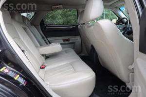 Black Chrysler 300C 2007 in Riga, with an engine capacity of 3.00 L and mileage of 0 thousand km for 3495 €, photo 19 on AUTOMOTO.COM.LV