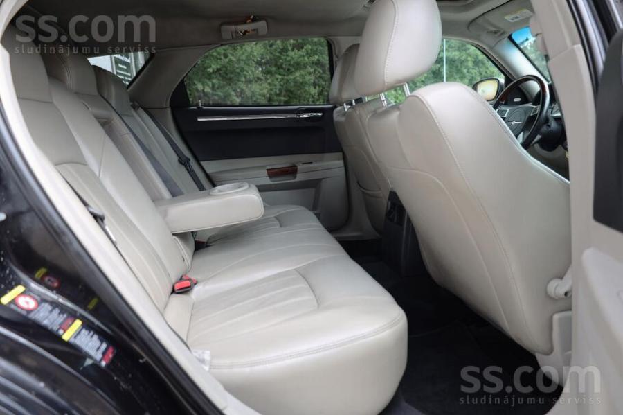 Black Chrysler 300C 2007 in Riga, with an engine capacity of 3.00 L and mileage of 0 thousand km for 3495 €, photo 19 on AUTOMOTO.COM.LV