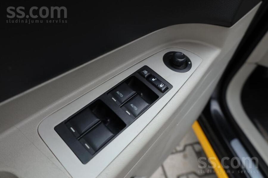 Black Chrysler 300C 2007 in Riga, with an engine capacity of 3.00 L and mileage of 0 thousand km for 3495 €, photo 23 on AUTOMOTO.COM.LV