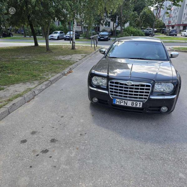 Black Chrysler 300C 2007 in Kaunas, with an engine capacity of 2.99 L and mileage of 263 thousand km for 3000 €, photo 4 on AUTOMOTO.COM.LV