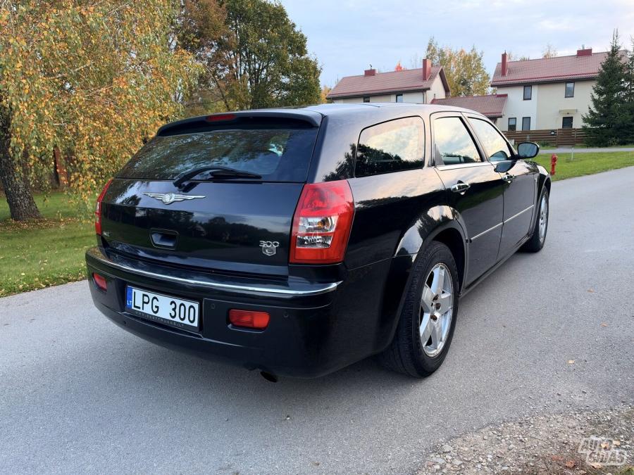 Black Chrysler 300C 2007 in Vilnius, with an engine capacity of 3.50 L and mileage of 270 thousand km for 2800 €, photo 5 on AUTOMOTO.COM.LV