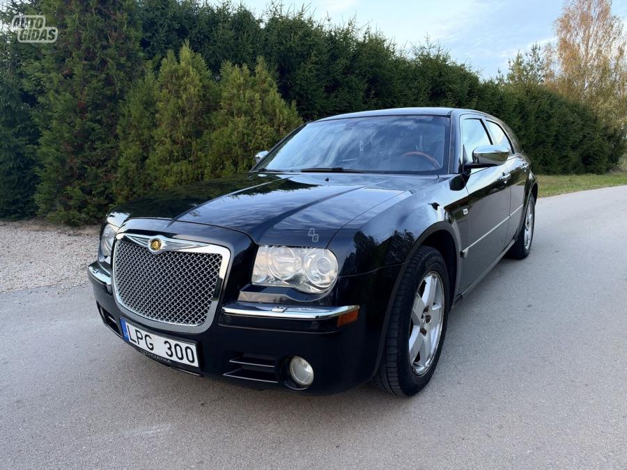 Black Chrysler 300C 2007 in Vilnius, with an engine capacity of 3.50 L and mileage of 270 thousand km for 2800 €, photo 9 on AUTOMOTO.COM.LV