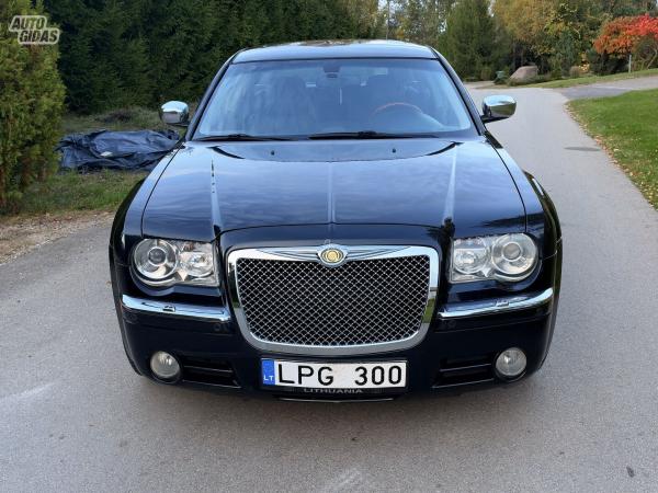 Melns Chrysler 300C 2007 Viļņa, ar dzinēja tilpumu 3.50 L un nobraukumu 270 tūkst. km par 2800 €, foto 10 vietnē AUTOMOTO.COM.LV