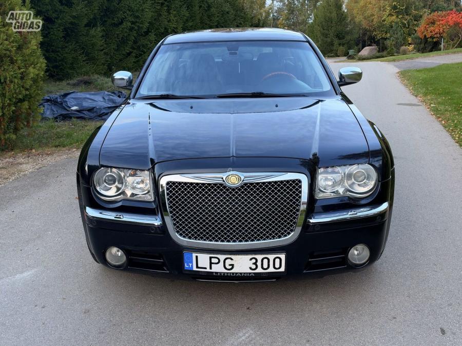 Black Chrysler 300C 2007 in Vilnius, with an engine capacity of 3.50 L and mileage of 270 thousand km for 2800 €, photo 10 on AUTOMOTO.COM.LV