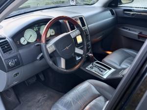 Black Chrysler 300C 2007 in Vilnius, with an engine capacity of 3.50 L and mileage of 270 thousand km for 2800 €, photo 11 on AUTOMOTO.COM.LV