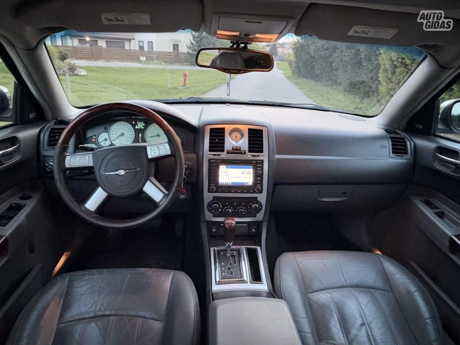 Black Chrysler 300C 2007 in Vilnius, with an engine capacity of 3.50 L and mileage of 270 thousand km for 2800 €, photo 12 on AUTOMOTO.COM.LV