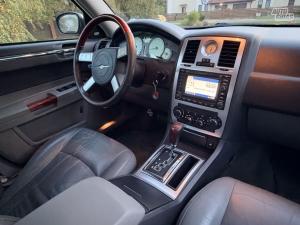 Black Chrysler 300C 2007 in Vilnius, with an engine capacity of 3.50 L and mileage of 270 thousand km for 2800 €, photo 13 on AUTOMOTO.COM.LV