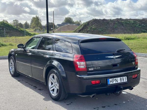 Chrysler 300C 2007 in Vilnius on AUTOMOTO.COM.LV Black Chrysler 300C 2007 in Vilnius, with an engine capacity of 2.99 L and mileage of 264 thousand km for 2700 €, photo 4 on AUTOMOTO.COM.LV