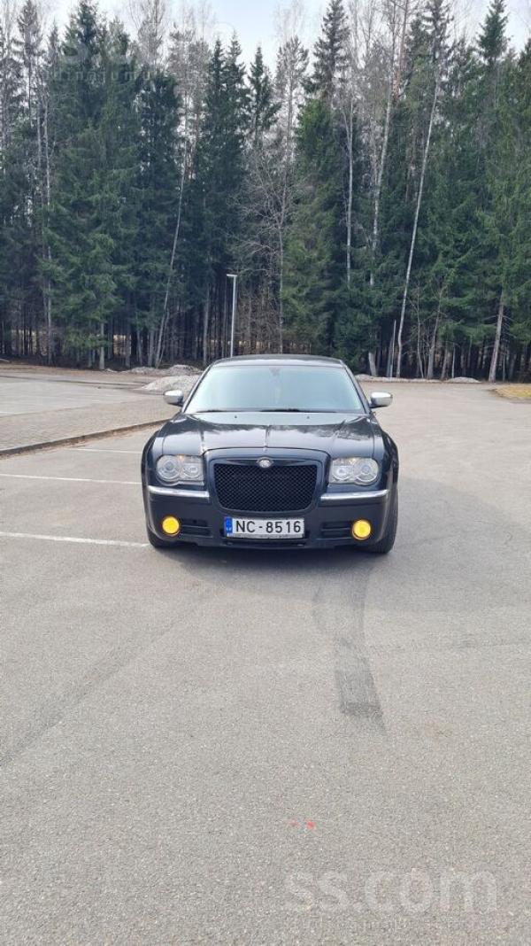 Black Chrysler 300C 2008 in Cesis, with an engine capacity of 3.00 L and mileage of 326 thousand km for 3200 €, photo 1 on AUTOMOTO.COM.LV