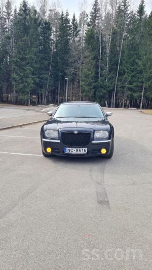 Melns Chrysler 300C 2008 Cēsis, ar dzinēja tilpumu 3.00 L un nobraukumu 326 tūkst. km par 3200 €, foto  vietnē AUTOMOTO.COM.LV