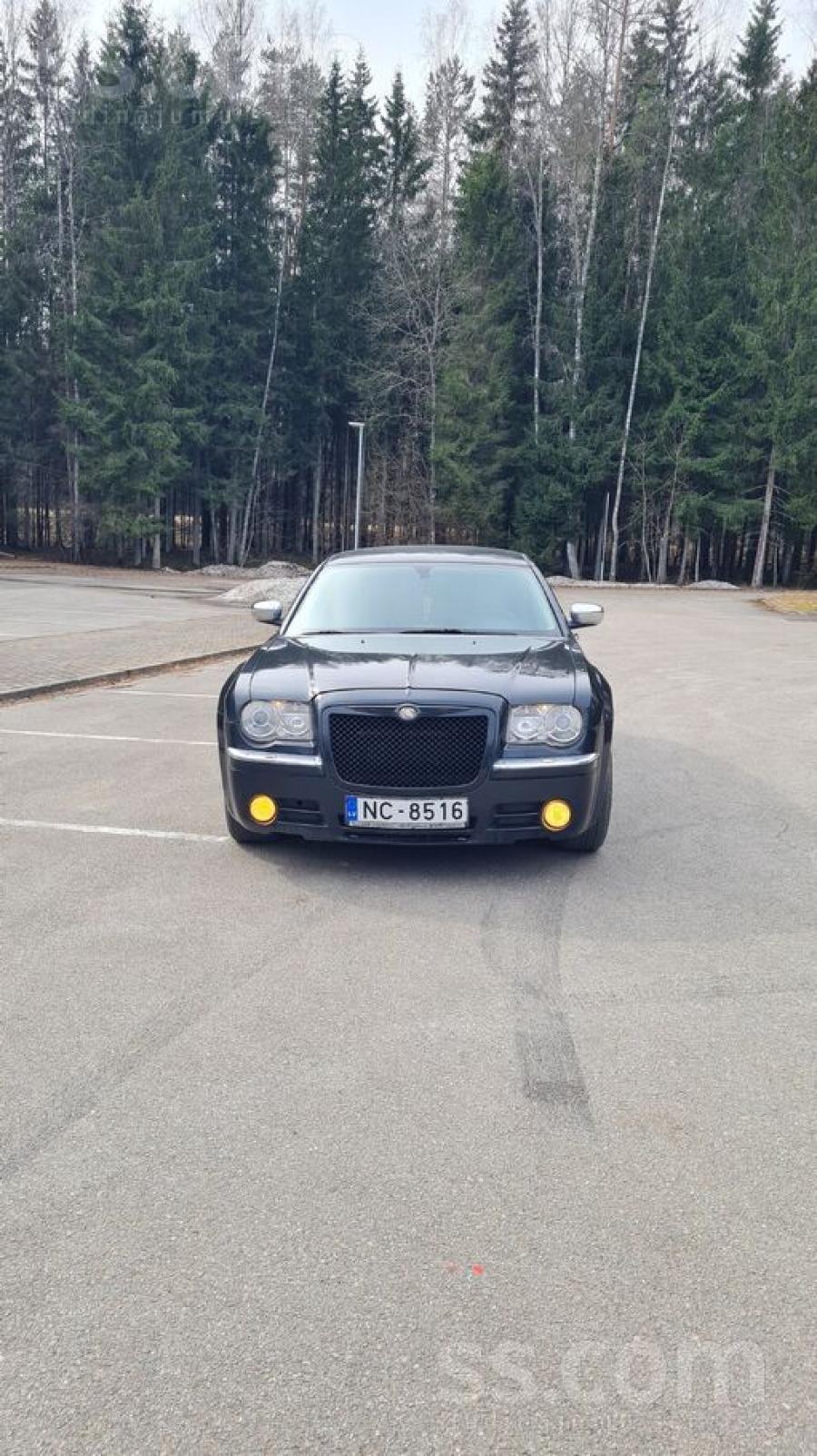 Black Chrysler 300C 2008 in Cesis, with an engine capacity of 3.00 L and mileage of 326 thousand km for 3200 €, photo 1 on AUTOMOTO.COM.LV