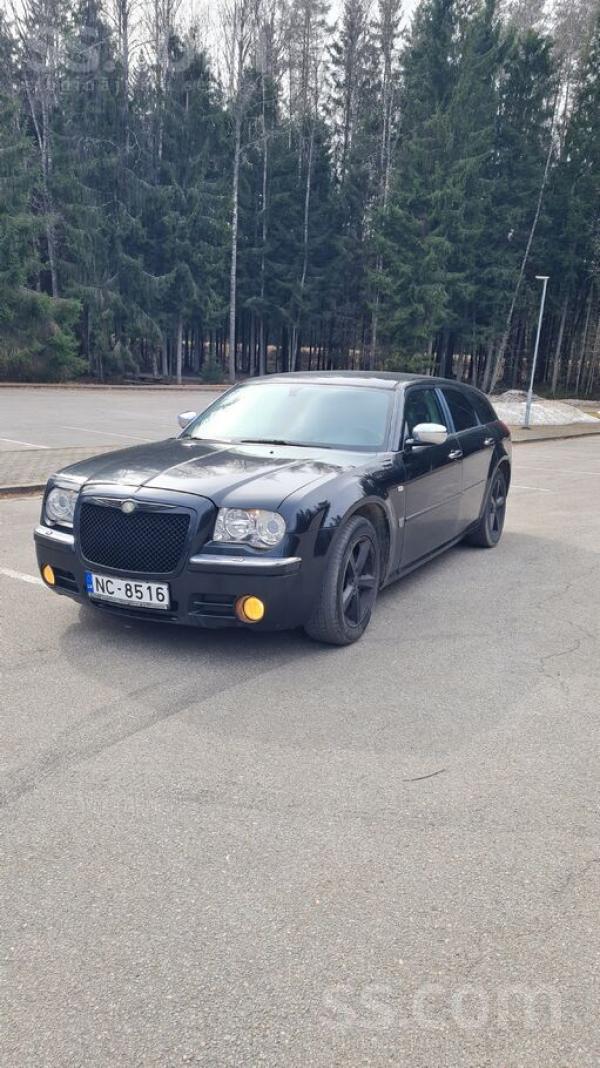 Black Chrysler 300C 2008 in Cesis, with an engine capacity of 3.00 L and mileage of 326 thousand km for 3200 €, photo 2 on AUTOMOTO.COM.LV