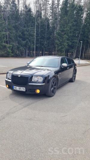 Black Chrysler 300C 2008 in Cesis, with an engine capacity of 3.00 L and mileage of 326 thousand km for 3200 €, photo 3 on AUTOMOTO.COM.LV