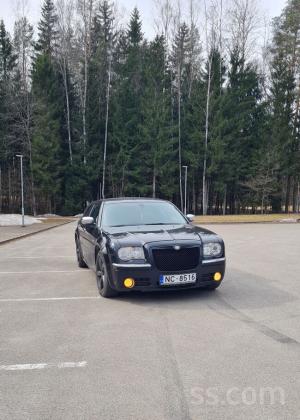 Black Chrysler 300C 2008 in Cesis, with an engine capacity of 3.00 L and mileage of 326 thousand km for 3200 €, photo 5 on AUTOMOTO.COM.LV
