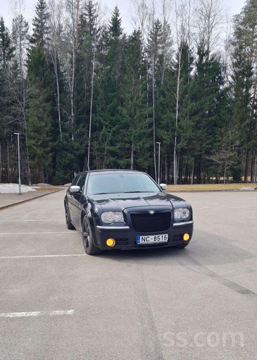 Black Chrysler 300C 2008 in Cesis, with an engine capacity of 3.00 L and mileage of 326 thousand km for 3200 €, photo 5 on AUTOMOTO.COM.LV