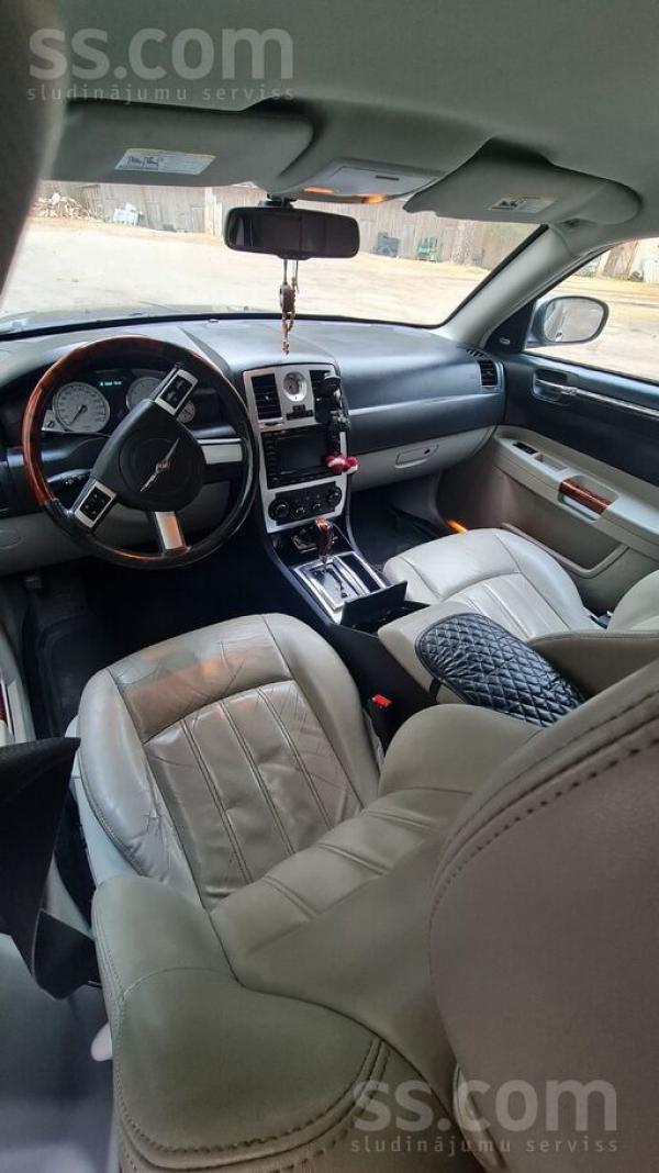 Black Chrysler 300C 2008 in Cesis, with an engine capacity of 3.00 L and mileage of 326 thousand km for 3200 €, photo 5 on AUTOMOTO.COM.LV