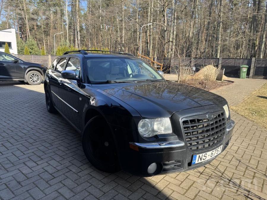 Black Chrysler 300C 2009 in Riga, with an engine capacity of 3.00 L and mileage of 250 thousand km for 3600 €, photo 1 on AUTOMOTO.COM.LV