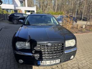 Black Chrysler 300C 2009 in Riga, with an engine capacity of 3.00 L and mileage of 250 thousand km for 3600 €, photo 3 on AUTOMOTO.COM.LV