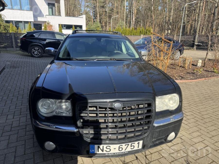 Black Chrysler 300C 2009 in Riga, with an engine capacity of 3.00 L and mileage of 250 thousand km for 3600 €, photo 3 on AUTOMOTO.COM.LV