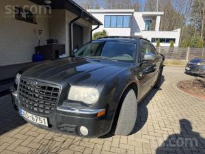 Black Chrysler 300C 2009 in Riga, with an engine capacity of 3.00 L and mileage of 250 thousand km for 3600 €, photo 4 on AUTOMOTO.COM.LV