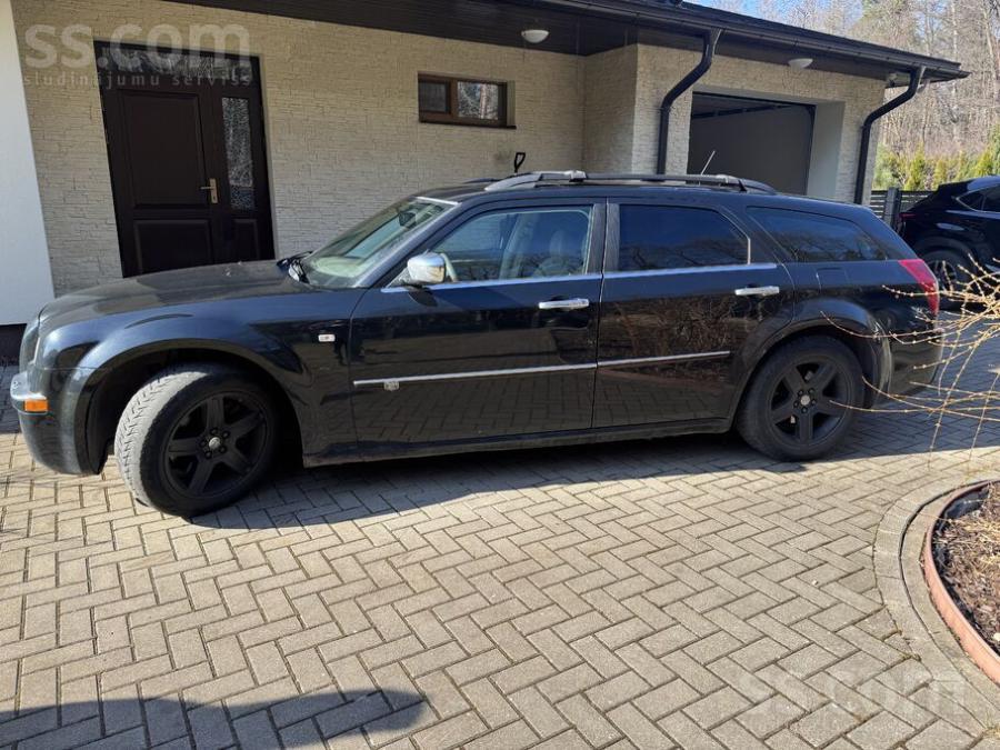 Black Chrysler 300C 2009 in Riga, with an engine capacity of 3.00 L and mileage of 250 thousand km for 3600 €, photo 5 on AUTOMOTO.COM.LV