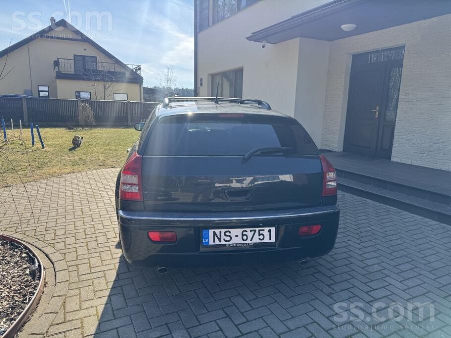 Black Chrysler 300C 2009 in Riga, with an engine capacity of 3.00 L and mileage of 250 thousand km for 3600 €, photo 6 on AUTOMOTO.COM.LV