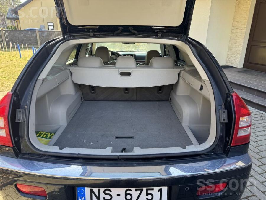 Black Chrysler 300C 2009 in Riga, with an engine capacity of 3.00 L and mileage of 250 thousand km for 3600 €, photo 8 on AUTOMOTO.COM.LV