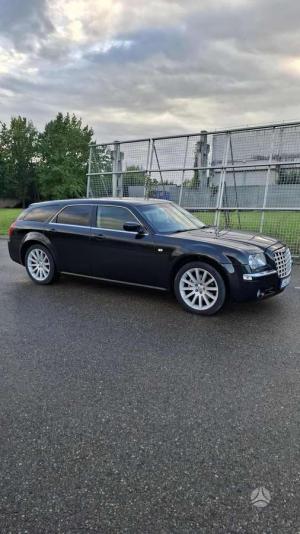 Black Chrysler 300C 2009 in Kaunas, with an engine capacity of 3.00 L and mileage of 351 thousand km for 3950 €, photo 3 on AUTOMOTO.COM.LV