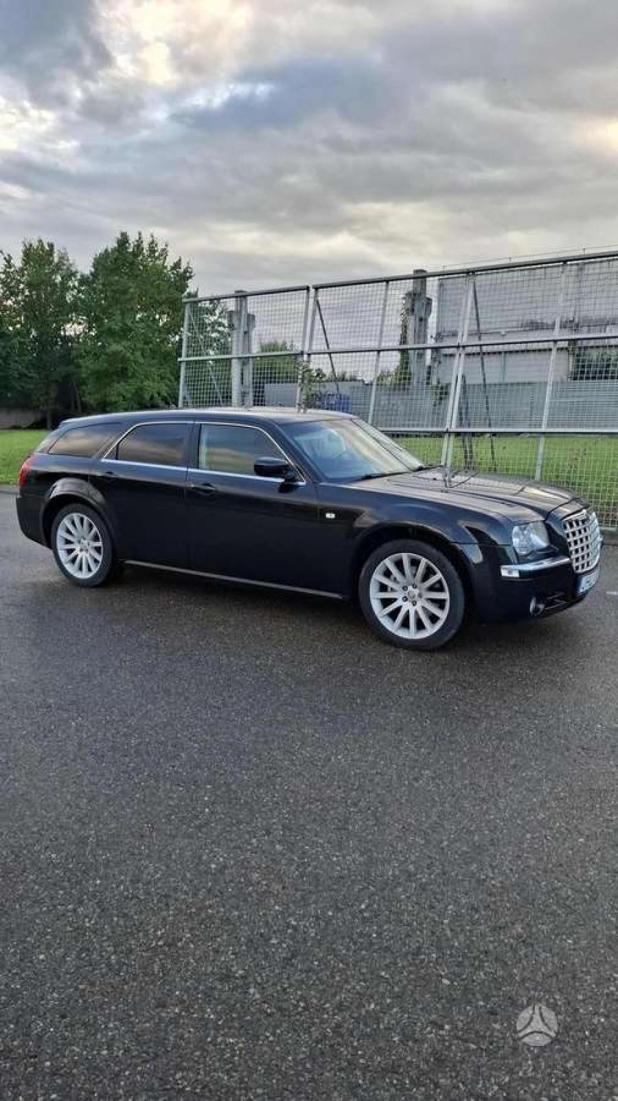 Black Chrysler 300C 2009 in Kaunas, with an engine capacity of 3.00 L and mileage of 351 thousand km for 3950 €, photo 3 on AUTOMOTO.COM.LV