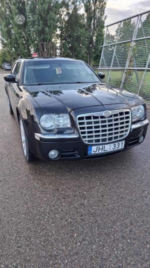 Black Chrysler 300C 2009 in Kaunas, with an engine capacity of 3.00 L and mileage of 351 thousand km for 3950 €, photo 4 on AUTOMOTO.COM.LV