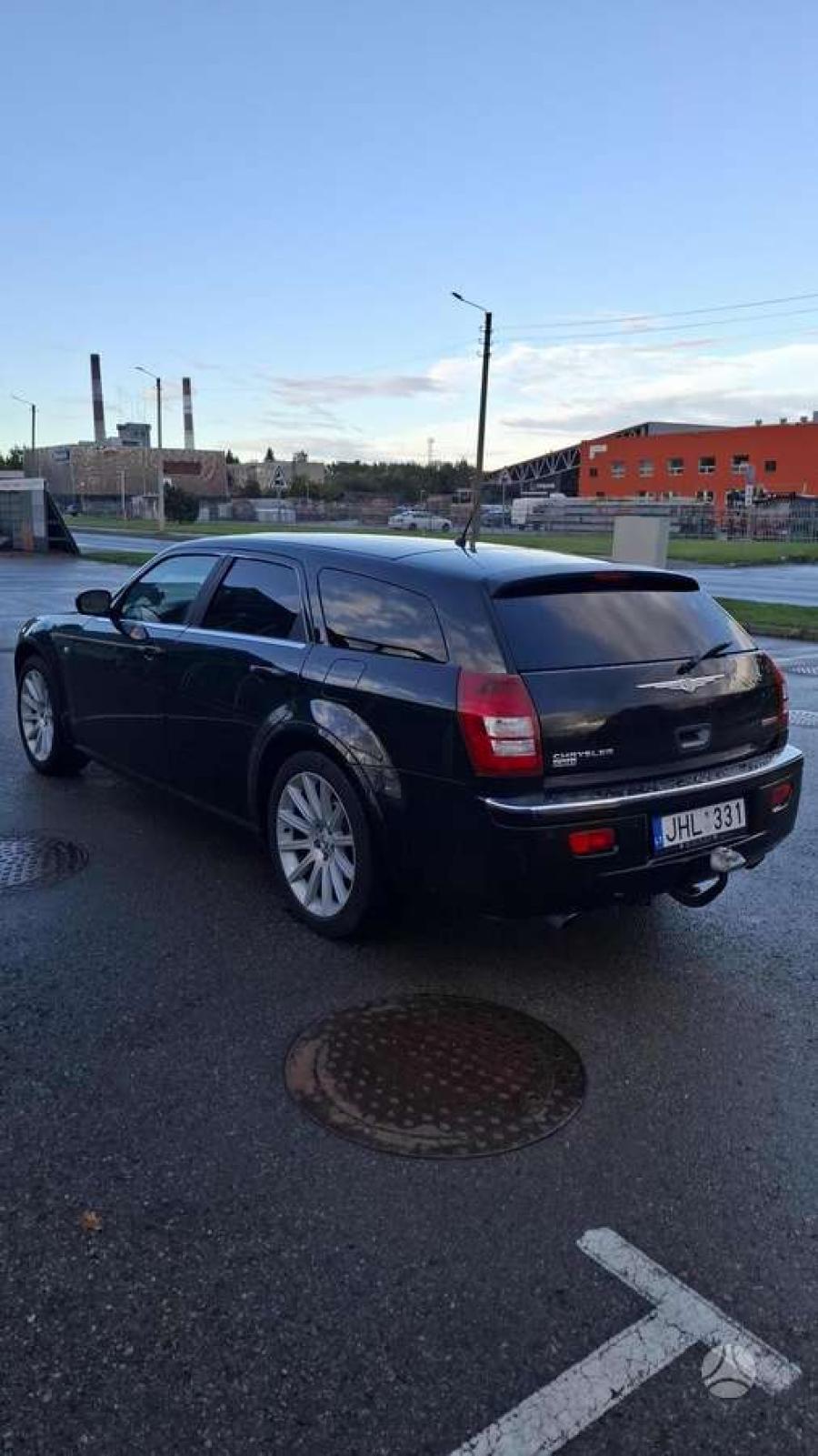 Black Chrysler 300C 2009 in Kaunas, with an engine capacity of 3.00 L and mileage of 351 thousand km for 3950 €, photo 6 on AUTOMOTO.COM.LV