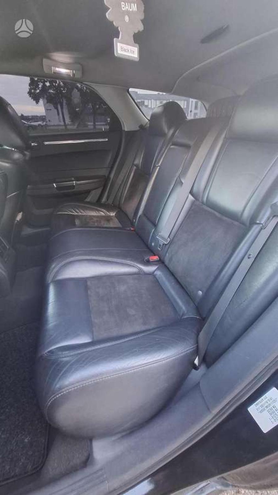 Black Chrysler 300C 2009 in Kaunas, with an engine capacity of 3.00 L and mileage of 351 thousand km for 3950 €, photo 8 on AUTOMOTO.COM.LV