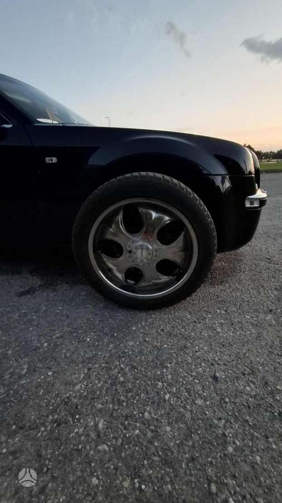 Black Chrysler 300C 2009 in Kaunas, with an engine capacity of 3.00 L and mileage of 351 thousand km for 3950 €, photo 11 on AUTOMOTO.COM.LV