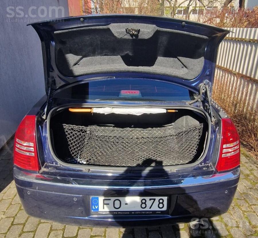 Blue Chrysler 300C 2005 in Riga, with an engine capacity of 3.50 L and mileage of 254 thousand km for 1500 €, photo 5 on AUTOMOTO.COM.LV