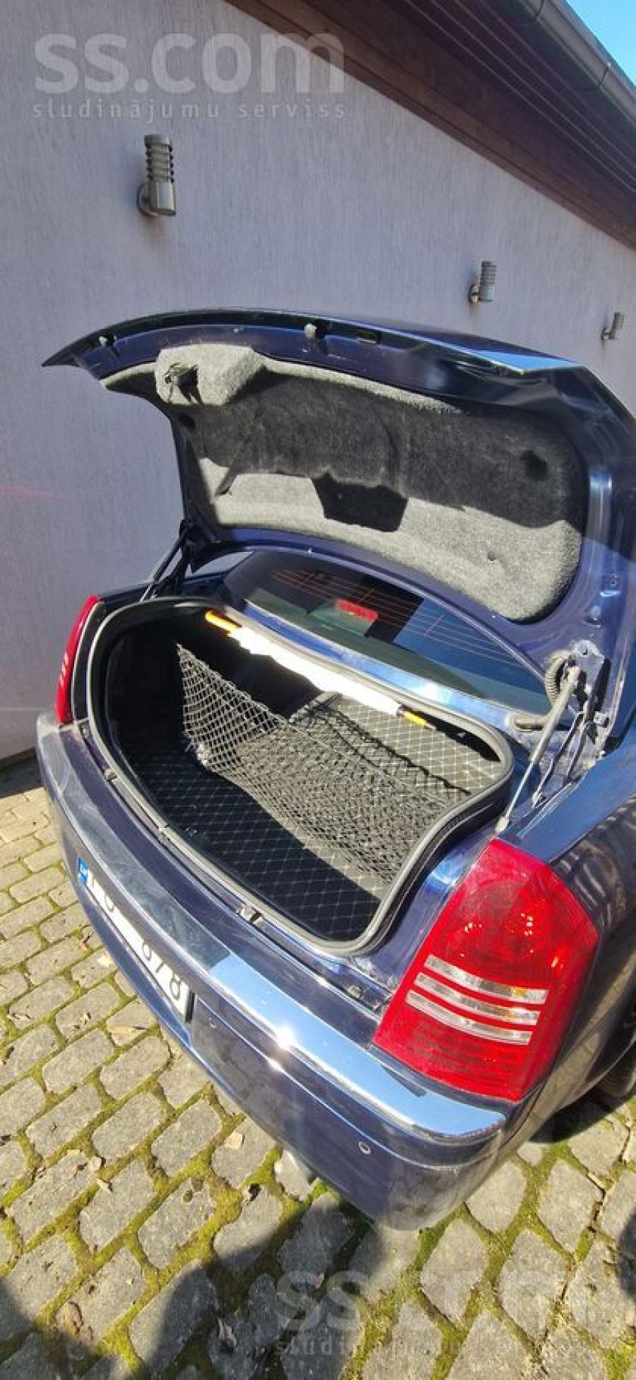 Blue Chrysler 300C 2005 in Riga, with an engine capacity of 3.50 L and mileage of 254 thousand km for 1500 €, photo 6 on AUTOMOTO.COM.LV