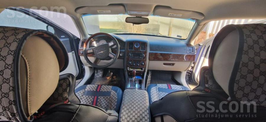 Blue Chrysler 300C 2005 in Riga, with an engine capacity of 3.50 L and mileage of 254 thousand km for 1500 €, photo 9 on AUTOMOTO.COM.LV