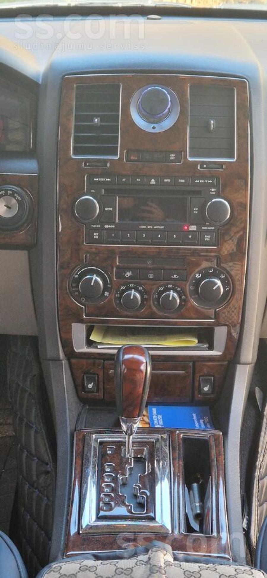 Blue Chrysler 300C 2005 in Riga, with an engine capacity of 3.50 L and mileage of 254 thousand km for 1500 €, photo 11 on AUTOMOTO.COM.LV
