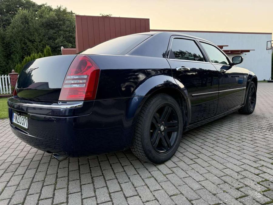 Blue Chrysler 300C 2006 in Jonava, with an engine capacity of 2.99 L and mileage of 341 thousand km for 2650 €, photo 6 on AUTOMOTO.COM.LV