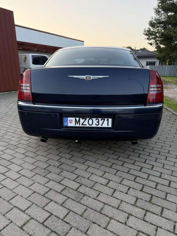 Blue Chrysler 300C 2006 in Jonava, with an engine capacity of 2.99 L and mileage of 341 thousand km for 2650 €, photo 6 on AUTOMOTO.COM.LV