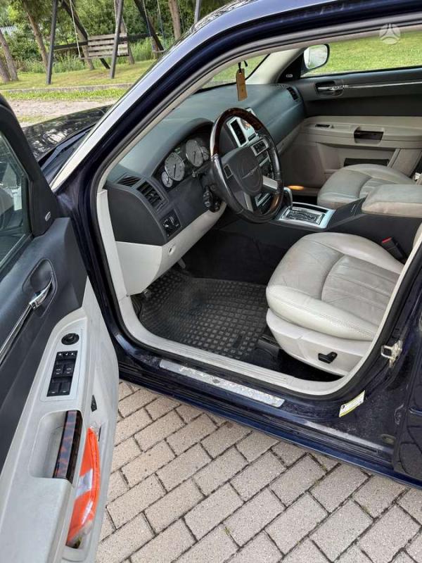 Blue Chrysler 300C 2006 in Jonava, with an engine capacity of 2.99 L and mileage of 341 thousand km for 2650 €, photo 7 on AUTOMOTO.COM.LV